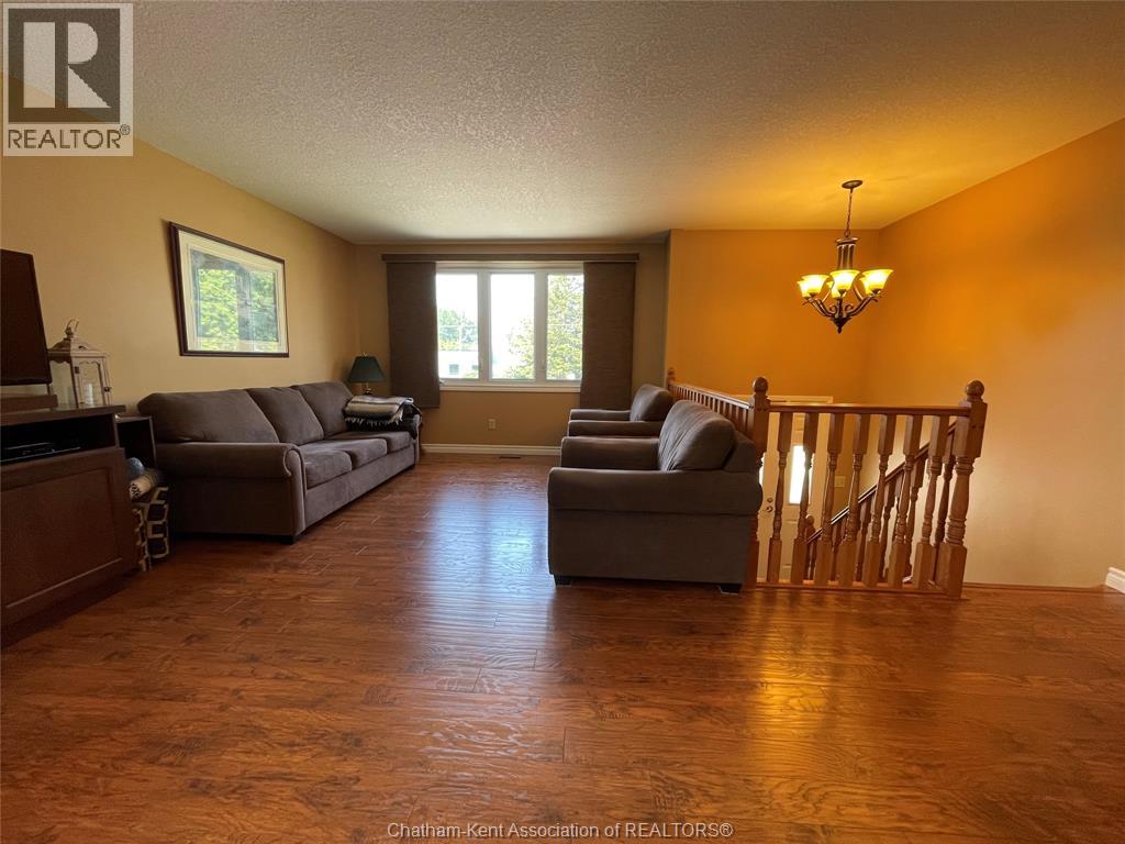 915 Old Glass Road, Wallaceburg, Ontario N8A 3S9 (29208642) - Riversite ...